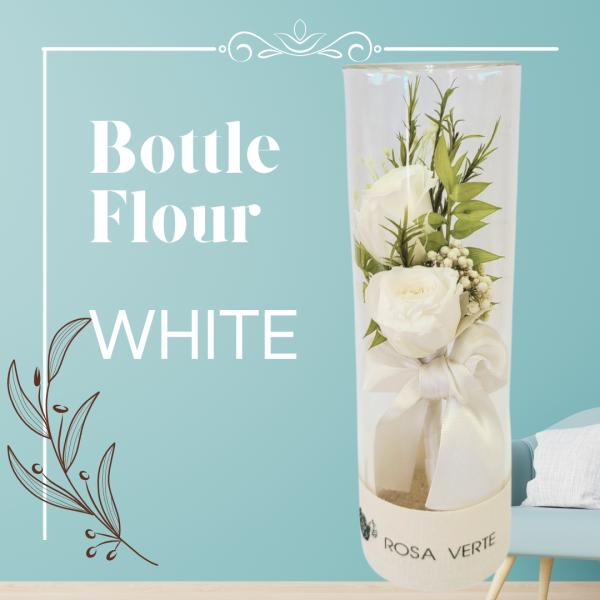 筒型のガラスボトルにプリザーブドフラワーやドライフラワーをアレンジしました。 弊社直営店ロザヴェールのスタッフが一つひとつ丁寧にお作りしたプリザーブドフラワーボトルです。ガラスボトルがホコリや汚れからお花を守ってくれます。小さなスペースでも...