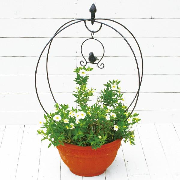 ゆらゆら揺れる小鳥がポイントつる性の植物にはもちろん、鉢植えのバラに差し込むだけで可愛さアップ！サイズ：W44XH64.5cm　色：ブラウン差込部：15cm※花・鉢は付属しておりません。【発送のご案内】■こちらの商品は「大型商品」または「同...