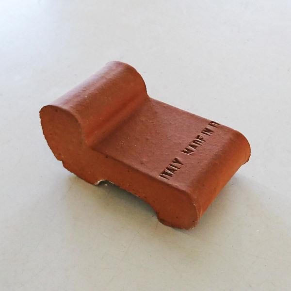 鉢底の底面に３〜４個ずつ、かませます。水はけを良くし、団子虫などの不快害虫のすみかにならずに済みます。猛暑の時は地面の熱が直接根に伝わらず根痛みしません。ウィッチフォードポットにもあわせてお使いください。