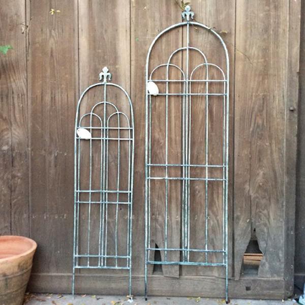 シンプルだけどバラに合わせやすい軽くて丈夫なフェンスです。アイアン製 ブルーグレーサイズ　高さ　157cm　×　幅　46cm　【発送のご案内】■こちらの商品は「大型商品」または「同梱不可商品」となります■配送方法が異なりますので、他の商品と...