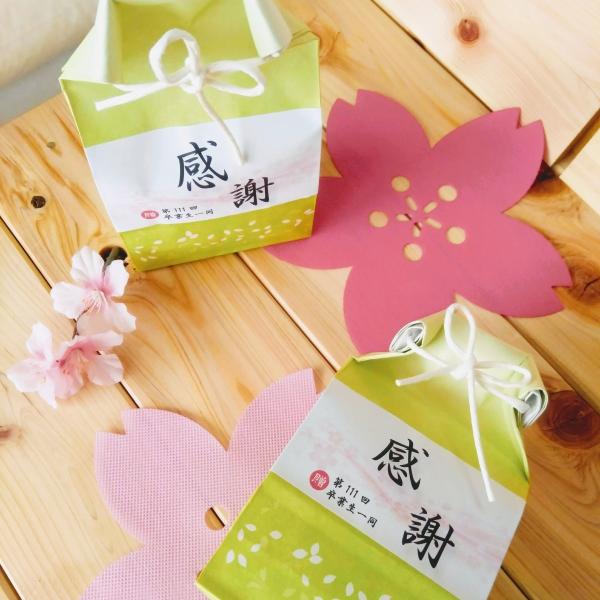 大きさは、手のひらサイズ♪3合パックの嬉しいお返しになります。中身は、大分県産久住産「ひとめぼれ」を使用。九州本土最高峰の中岳をはじめ、標高約1,700m級の山々（くじゅう連山）に囲まれており、有機肥料を中心に減農薬栽培で育てられたお米です...