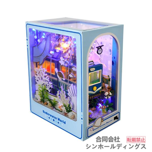 【贈り物に最適】精巧なドールハウスキットは、贈る人の個性に合わせてカスタマイズできるオリジナルギフトです。組み立て後にLED照明（別売）を追加すれば、誕生日ケーキの代わりに光るサプライズプレゼントとしても活用可能。20.5cmのコンパクトサ...