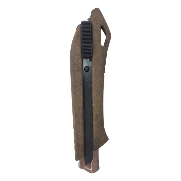 グリップは木樹脂を採用、この複合材は木の風合いと優れた強度を持つ新素材です。