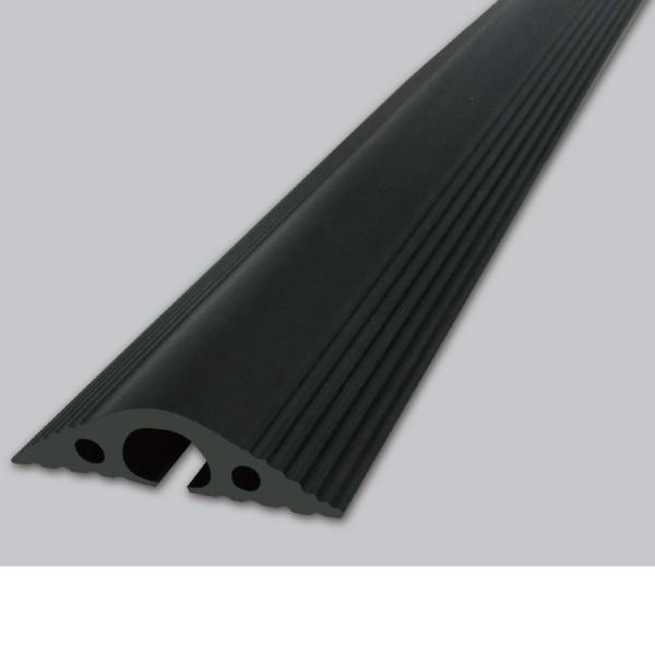 下面に幅広めのスリット入りで、入線が簡単