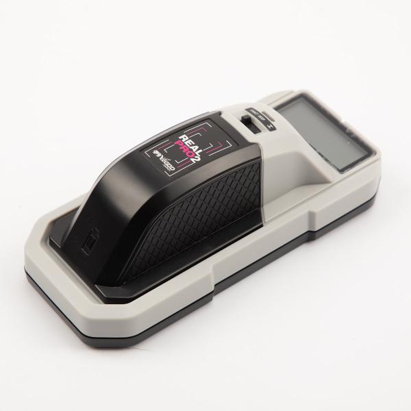 新型多機能下地センサー『リアルプロ2』は、従来の下地センサーとは異なり、壁裏の間柱（木材）だけでなく、その間隔を内蔵LEDランプで目視できる画期的な製品です。