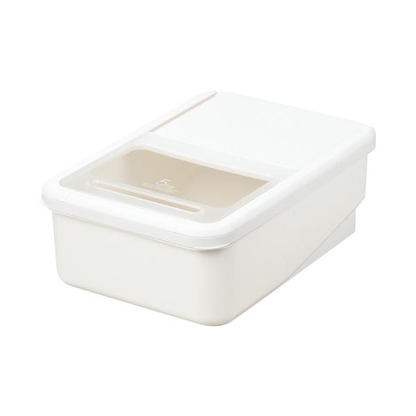 システムキッチンの引き出しにぴったり収まります。透明のスライド蓋で、中が見やすく残量がわかりやすいです。中はお米が少なくなっても取り出しやすい、スロープ仕様です。お米が最後まですくいやすいD型軽量カップ付(1合)