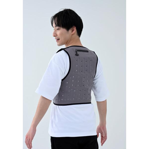 水を含ませると気化熱で涼しくなるベスト