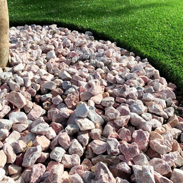 ロックガーデンやドライガーデンにおすすめの天然ピンク砕石　 ※北海道、一部離島へはお届けできません。　 ※宅配の場合に関して納品時のパレットはお客様で処分頂くか、近隣のコメリ店舗まで返却をお願いします。