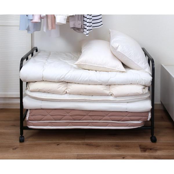 布団や寝具を楽々収納出来る、キャスター付きラックです。