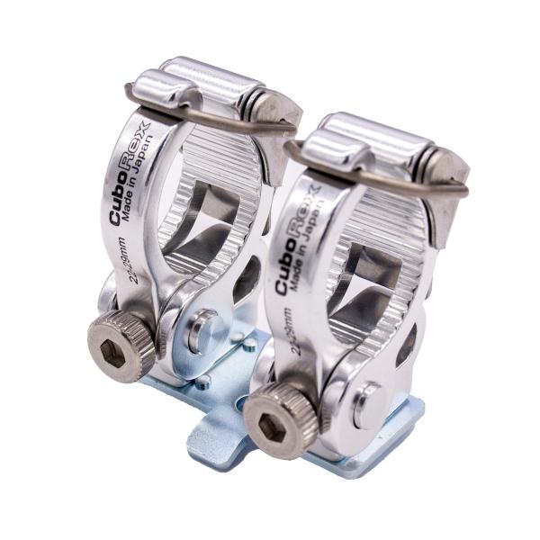 E-cat kit2のバッテリーボックスに付属しているクランプと板金のセットです。