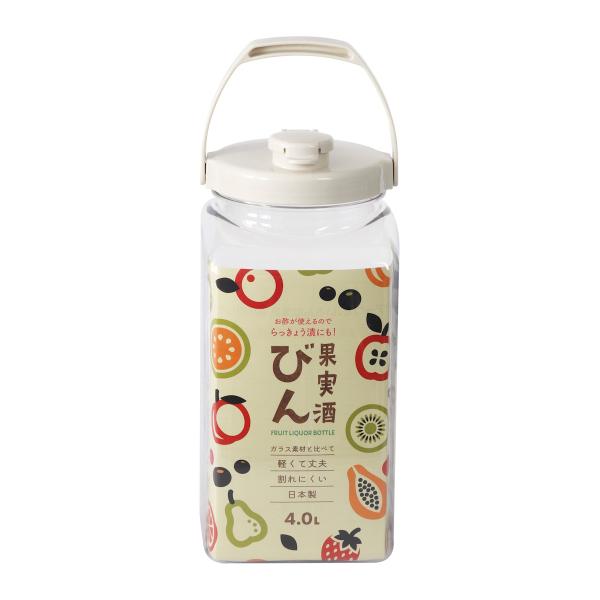 瓶より軽く。割れにくい樹脂製ドアポケットに収納が可能で、そのまま注ぐことができる注ぎ口付き