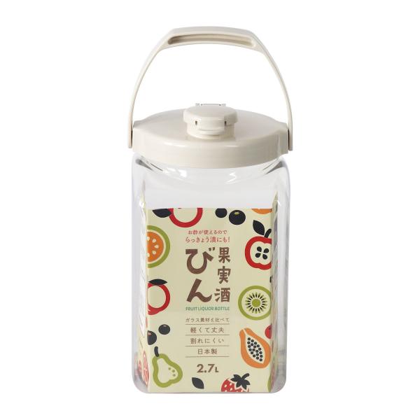 瓶より軽く。割れにくい樹脂製ドアポケットに収納が可能で、そのまま注ぐことができる注ぎ口付き