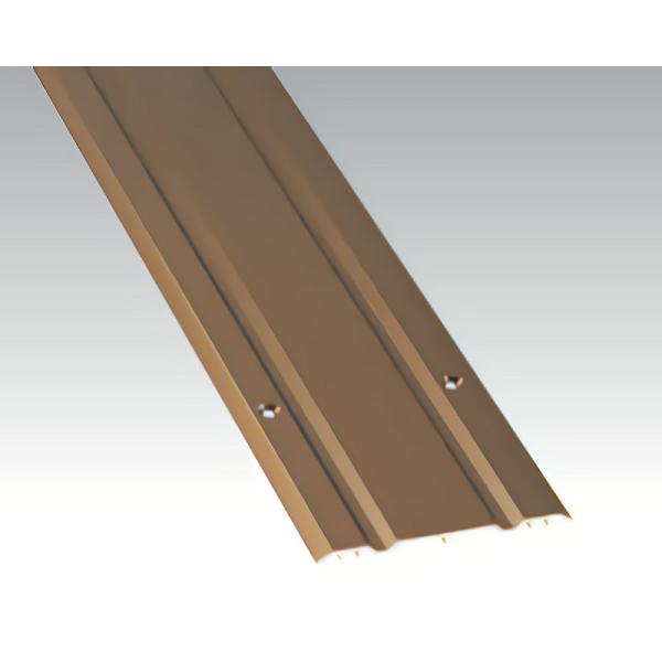 床の上からかぶせるだけなのでレール用の溝を作る必要がなく、リフォームや内装工事に最適です。しかも全高３ｍｍと超薄型仕様なので、バリアフリーにも対応。取り付けは簡単な面付けビス止め。付属ビスはレールと同系色のため目立ちにくくなっています。