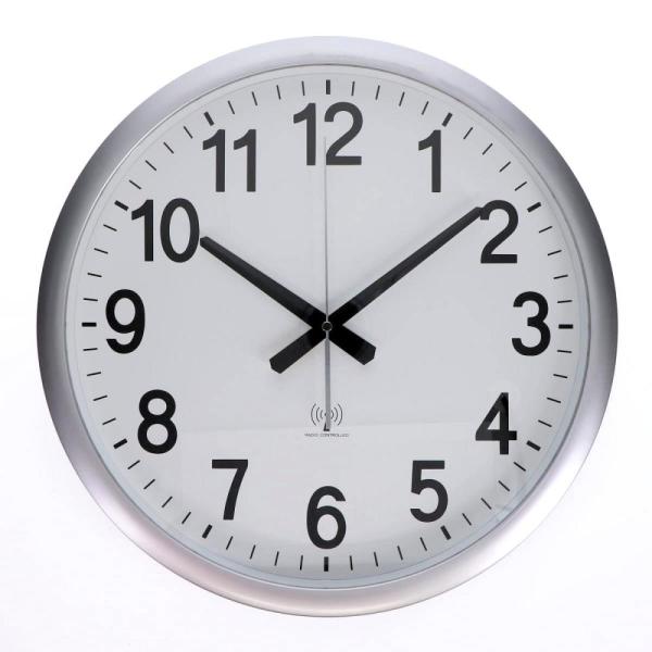 文字盤が見やすい大型の掛け時計