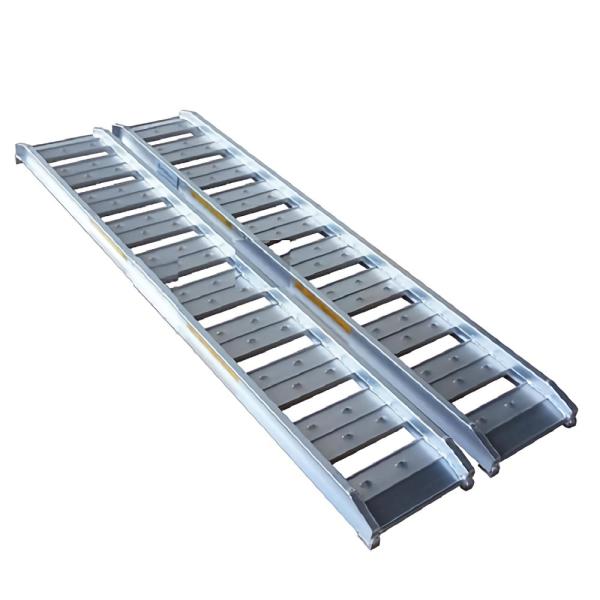 低価格・軽量・高強度をモットーにした商品です。軽トラックにスッポリ納まります。ステップ間隔が狭いのでスムーズな乗り降りが可能です。滑り止め加工でスベリにくい加工です。