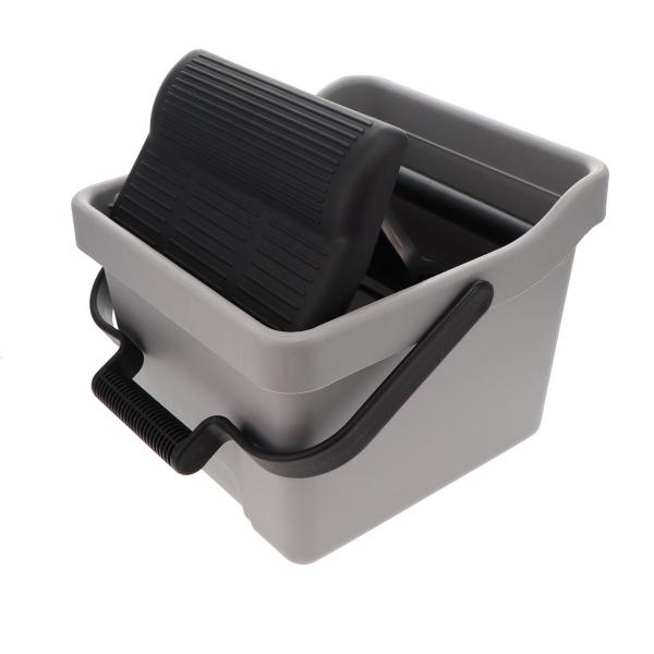 足で踏むだけでモップを絞れる