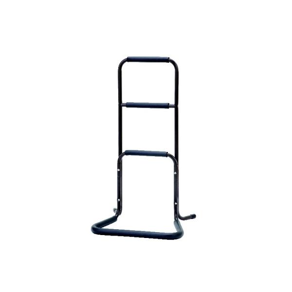 ３段階の高さで配置した手摺りがつらい立ち上がりを補助します