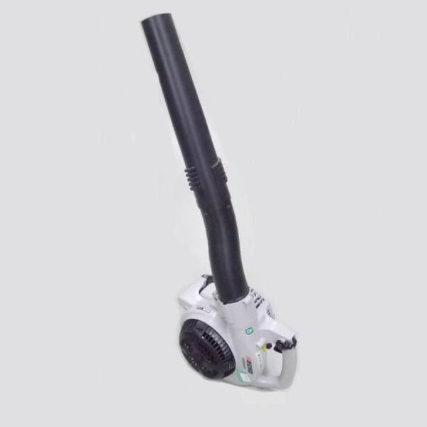 エンジン式なので持ち運びが可能！枯れ葉など様々なゴミ等を強力な風で吹き飛ばして効率よく清掃作業ができるエンジンブロワー！両手で作業できるサブハンドル付き。