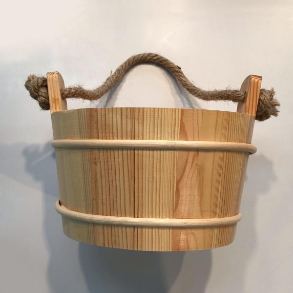 ナチュラルなパイン材のサウナバケツ。