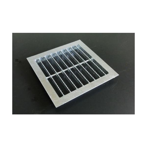 Ｕ字溝に直接敷設が可能な滑り止め付きみぞ蓋です。雨の日、雪の日でも安全なみぞ蓋です。表面は亜鉛メッキを施し耐食性に優れています。また、溶接工程にロボット溶接を採用し、均一の溶接条件から品質に安定感があります。