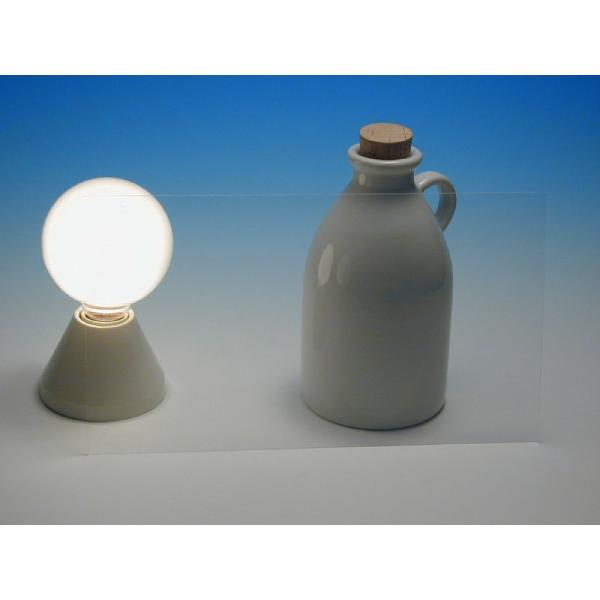 アクリル強化透明板。ゴム系樹脂との配合製造で、１ｍｍ厚でも割れにくく、透明度・耐侯性にも優れています。ガラスの代替・ディスプレイ作製等に。