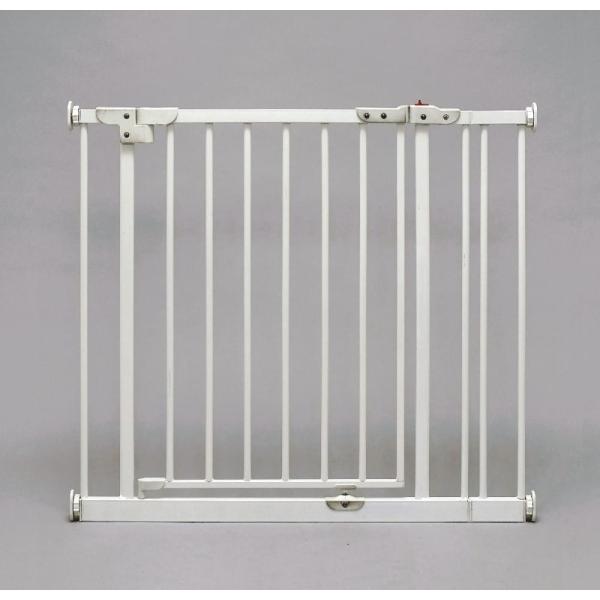 インテリア性の高いペット用ゲートです。他のケージやキャリーなどと合わせやすいデザインです。扉を開いた時のロック機構付き。開ききると戻らずその場所で止まります。壁に突っ張るパーツの面積が大きく、安定感があります。便利な継ぎ足しパーツ付き。