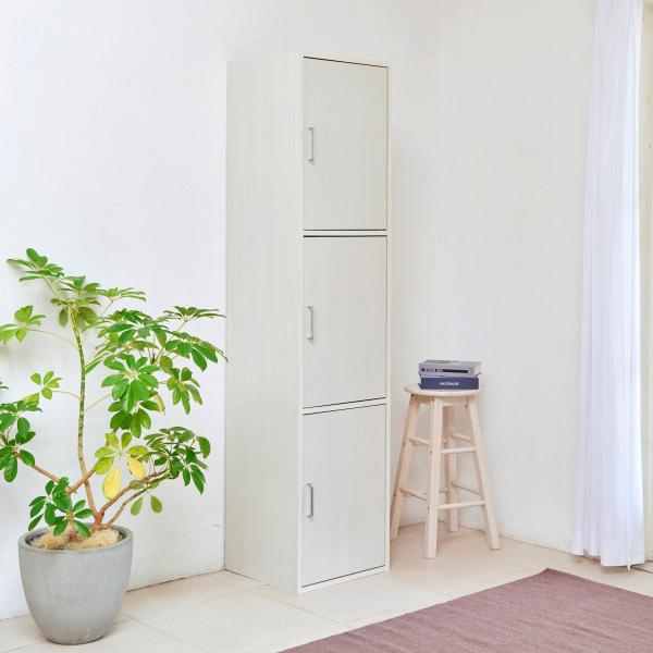 マグネット式の扉が３つ付いたラックです。