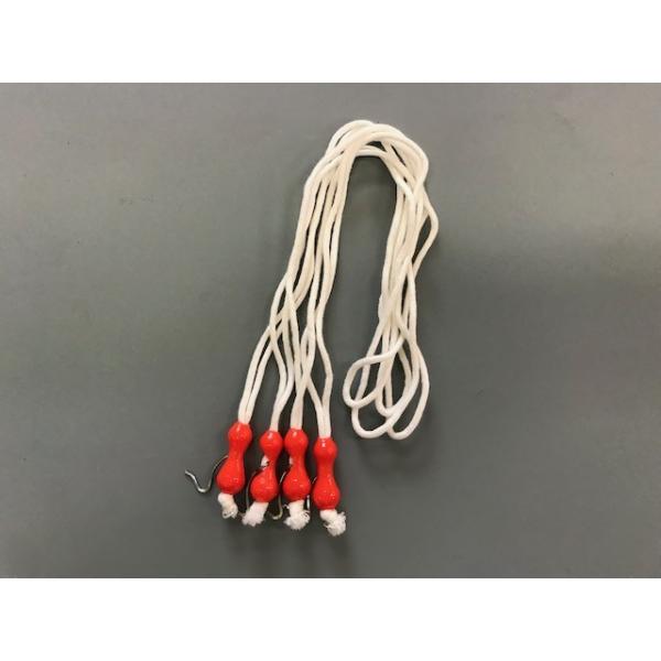 吊り手を用いてかやをお部屋に吊ります。お部屋の大きさにより、必要となる吊り手の本数が変わり、３畳用は４本吊り１セット、１０畳は４本吊り２セットが必要となります。