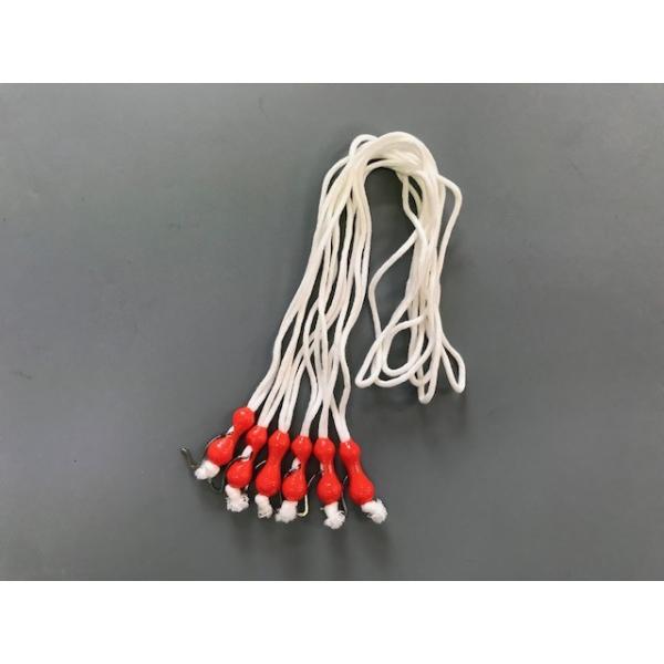 吊り手を用いてかやをお部屋に吊ります。必要となる吊り手の本数は、４．５畳、６畳、８畳は６本吊り１セットが必要となります。