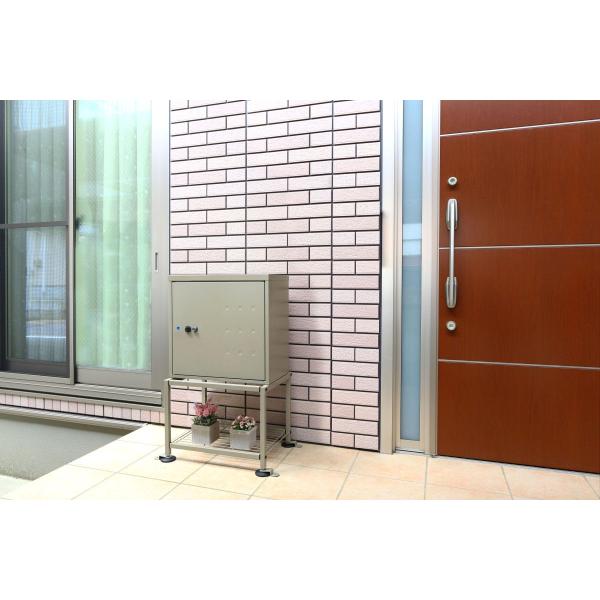 グリーライフ製宅配ボックスに取付可能！高さがあるので出し入れが楽になります。<br>グリ―ンライフ製の宅配ボックス「ＴＲ−２７４６（ＴＧＹ）」、「ＴＲ−３４６５（ＴＧＹ）」に取り付け可能。<br>施工不要で設置可能（...