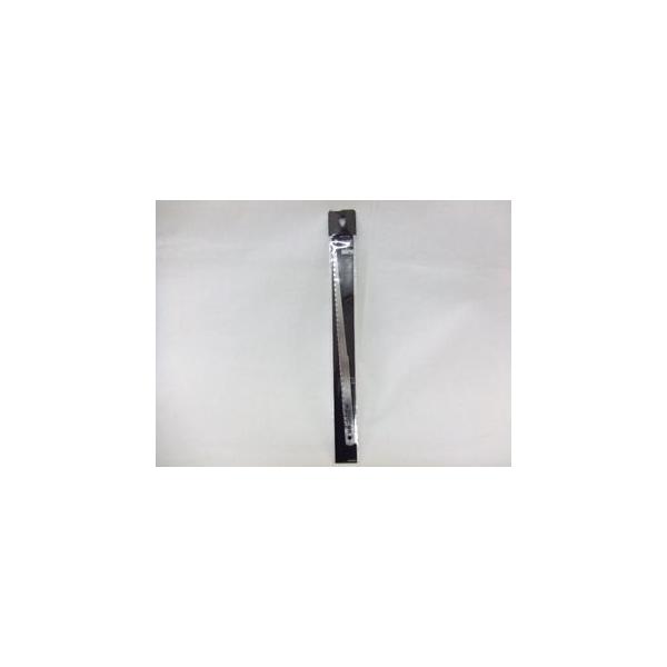 先端のキリで切り込み穴があけられます。