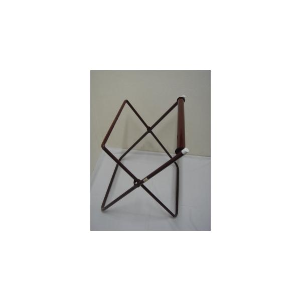 角型のフルイをローラー付きの台に置いて使用することで効率よく砂ふるい作業ができる専用台です。