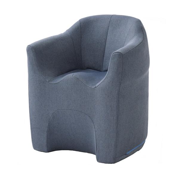 軽すぎる万能椅子カルラ。軽いのでお掃除も楽々。とっても軽い１人用ソファです。