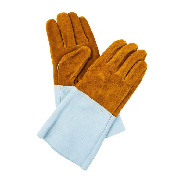 革の表裏を逆に使い熱による縮みを軽減＆手に馴染む使用感を実現し、縫製は内縫いし、縫糸の耐久性を向上。