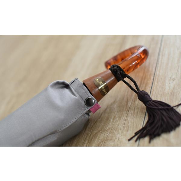 名前を彫刻したネームプレートを取り付けます。小・大２つのサイズからお選びください。英語または日本語で名入れ可能です。英語はブロック体または筆記体をお選びいただけます。字数はプレート小が6文字まで、プレート大が8文字まで。折りたたみ傘と女性用...