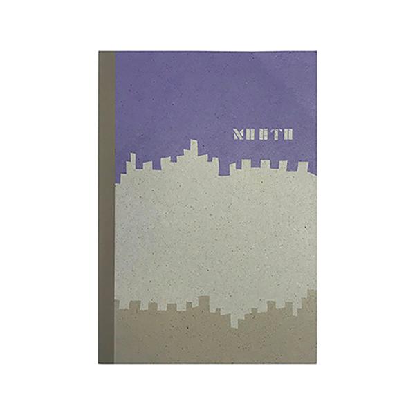 ほんのり淡くて風合いのある再生紙「ゆるちっぷ」を表紙に使用しました。漫画雑誌の紙のような素朴な風合いを再現した板紙です。罫はラベンダー色で手書きのような（ゆらぎ罫）3mm方眼罫。コンパクトなB6サイズ、ナチュラルな素材に街モチーフ表紙。毎日...