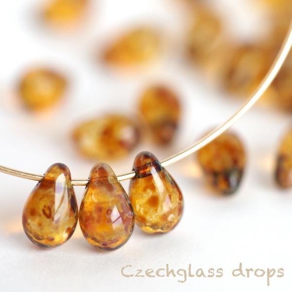 ぽってりとしたフォルムが可愛いドロップ型のチェコガラスビーズです。ピアスやネックレス等アクセサリーや小物作りにおすすめです。サイズ：約9×6mm販売単位：約20個生産国：チェコ共和国ご返品について：不良品以外のご返品・ご交換は承っておりませ...