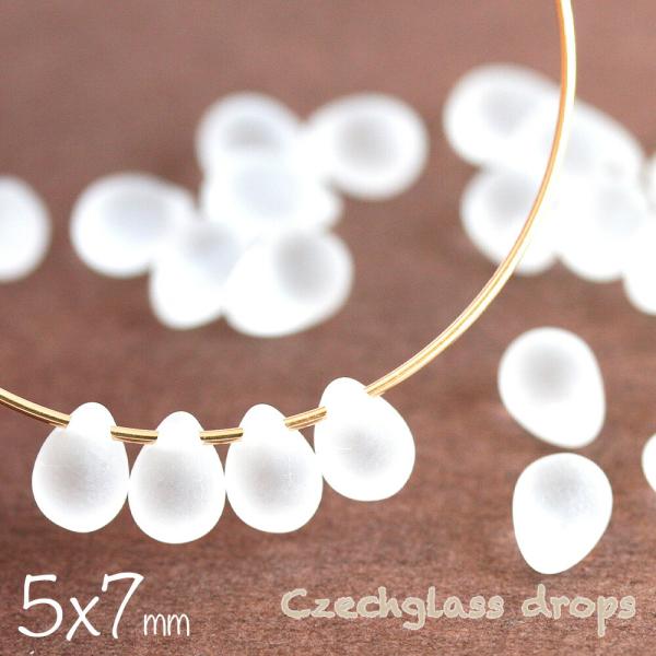 ぽってりとしたフォルムが可愛いドロップ型のチェコガラスビーズです。ピアスやネックレス等アクセサリーや小物作りにおすすめです。サイズ：約5×7mm販売単位：約30個 ※不良品を考慮し少し多めにお入れしています。生産国：チェコ共和国ご返品につい...