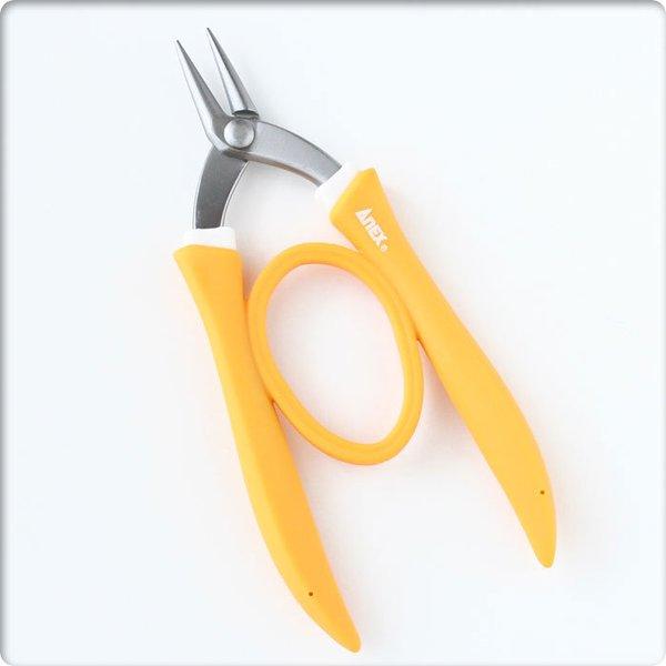 日本製の丸ヤットコです。手にフィットし、滑りにくいラバーグリップ。工具にこだわりたい方へおすすめの丸ヤットコです。◆size：縦135mm、横61mm◆素材：ステンレス、ラバー◆販売単位：1本※サイズは全ておおよそになります。若干の個体差が...