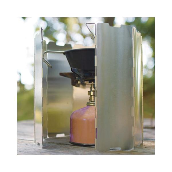 収納プラスチックケース付き。アウトドアでのストーブの効力を最大に発揮させるための風よけです。サイズ：使用時約24×65cm、収納時約24×8.5×1.5cm重量：約180g材質：アルミニウム【爆買】