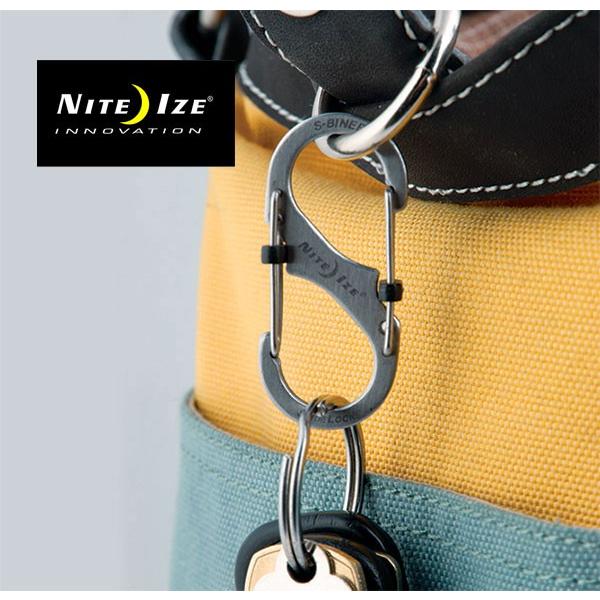 NITE IZE ナイトアイズ Sバイナー スライドロックはS字型のステンレスにカラビナ式のフックが2個ついていて、両側のチップをスライドさせるだけで簡単にロックできます。ロックの開閉は片方ずつ可能で便利。鍵の連結、取り付け、持ち運びが便利...
