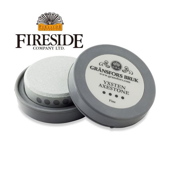 粗さの異なる研石粒度の異なる円盤状の伝統的な斧用砥石。粗い面で研いだあと細かい面で整えます。ソフトな天然ゴム製のケースは、作業しやすいホルダーも兼ねています。最後にダイヤモンドシャープナーでの仕上げがおすすめです。サイズ：直径57×20mm...