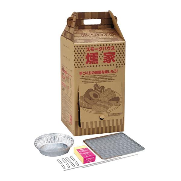 段ボール製の初心者向きスモーカー。初めて燻製づくりに挑戦してみようという方に最適。一度だけでなく繰り返し使用できます。セット内容： スモーカー本体、 スモークウッドミニ（1本）、 金棒（2本）、 金網（1枚）、 フック（4個）、 アルミ皿（...