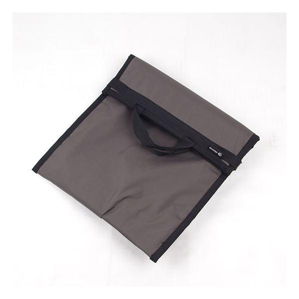 Sサイズに350mlの缶は3本、500mlペットボトルは2本収納可能です。Lサイズには運搬用のハンドルを装備、2Lペットボトルが2本入ります。丈夫なナイロン生地の内側にアルミ蒸着の断熱材をライニングしています。持ち帰る際には折りたたんでコン...