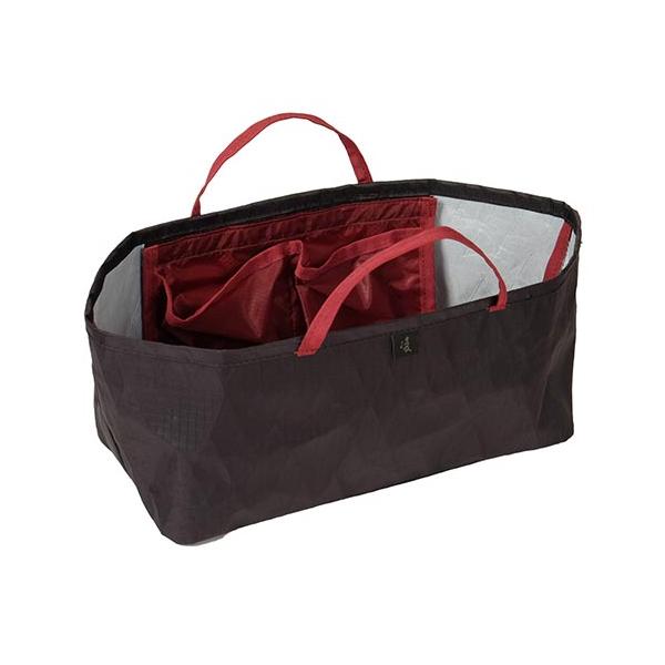 シノギングのための便利なバケツです。・ 焚き火道具、食料、カトラリーのなど収納に便利なサイズ・ 収納品を入れたままパッキング可能・ 自立する張りのある生地・ 便利なちょい持ちハンドル・ 両側面の内側にフラップポケット・ 面ファスナーで取り外...