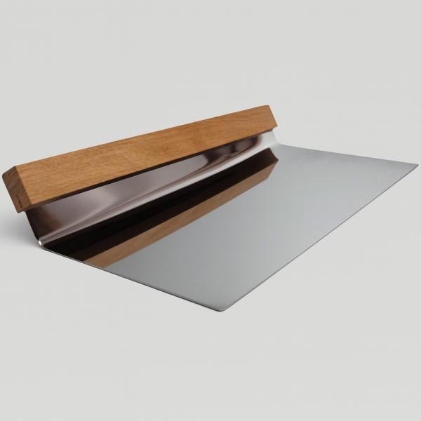 持ち運びのための先端カバー付属。ご使用の際は外してご利用ください。すばやく粉をとり、容器や袋に移せる。蕎麦専用粉とり 何度も試作を重ねようやく納得のいく形状に仕上がりました。 打ち粉を素早く綺麗に集められ、蕎麦打ち終了後のお掃除時間の短縮に...