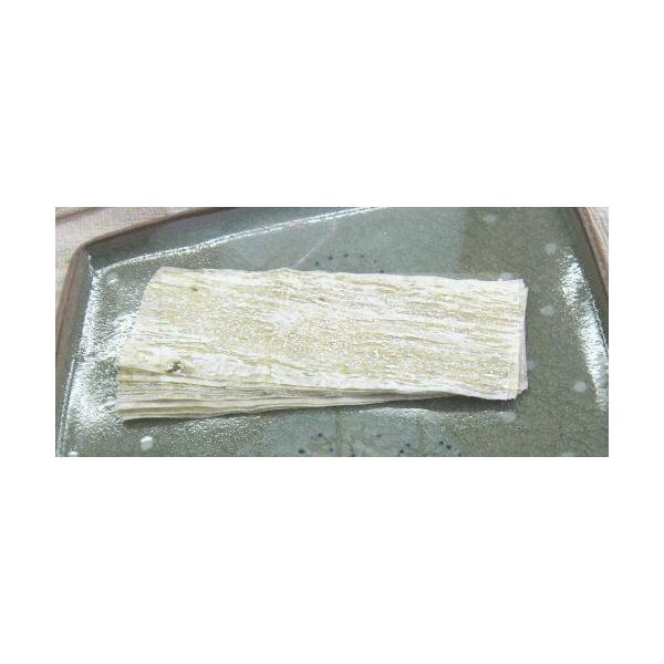 真昆布白口浜のむき込み（黒とろろ）白おぼろ　白とろろを削ったあとの部分です。バッテラ寿司によく使われます白板昆布原材料北海道産昆布　醸造酢小倉屋松柏　大阪府茨木市西駅前町4-219乾かないように蓋物にいれ光のあたらない冷暗所で保存してくださ...