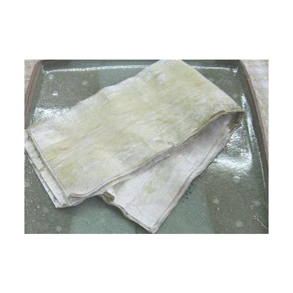 真昆布白口浜のむき込み（黒とろろ）白おぼろ　白とろろを削ったあとの部分です。バッテラ寿司によく使われます白板昆布原材料北海道産昆布　醸造酢小倉屋松柏　大阪府茨木市西駅前町4-219乾かないように蓋物にいれ光のあたらない冷暗所で保存してくださ...