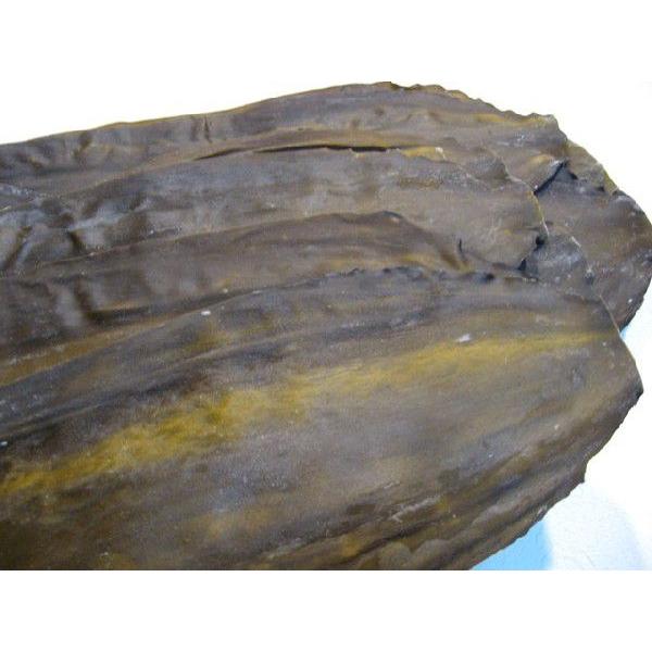 原材料：昆布（羅臼産）内容量：１００ｇ賞味期限：１年製造者：山本食品有限会社　広島県尾道市新浜2-8-36 風味豊かな羅臼昆布です。一度味わえばヤミツキになること間違いなし。出汁として、刻んで炊いて佃煮や塩昆布として。また、そのまま食べても...