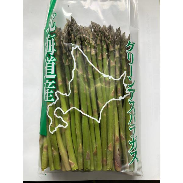 したその日にクール便で即日発送！昼と夜の寒暖差が大きい北海道羊締山麓の留寿都村で育ったグリーンアスパラは、ほのかな甘みのあるとても美味しいグリーンアスパラです。是非ご賞味下さい。当農園で栽培しているグリーンアスパラを発送当日の朝収穫、クール...